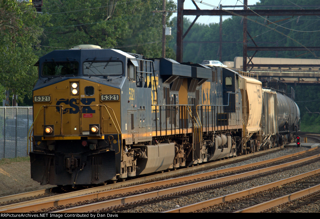 CSX ES40DC 5321 leads Q418-09